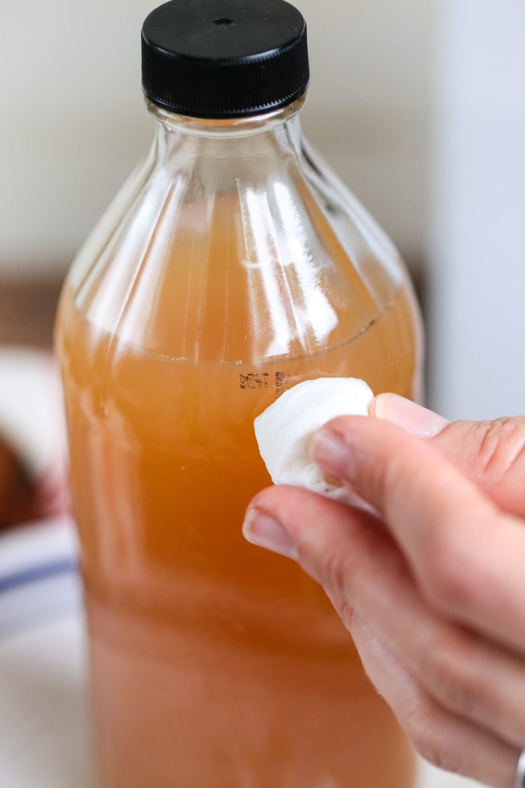How to Make a Glass Spray Bottle for Homemade Cleaners - Live Simply