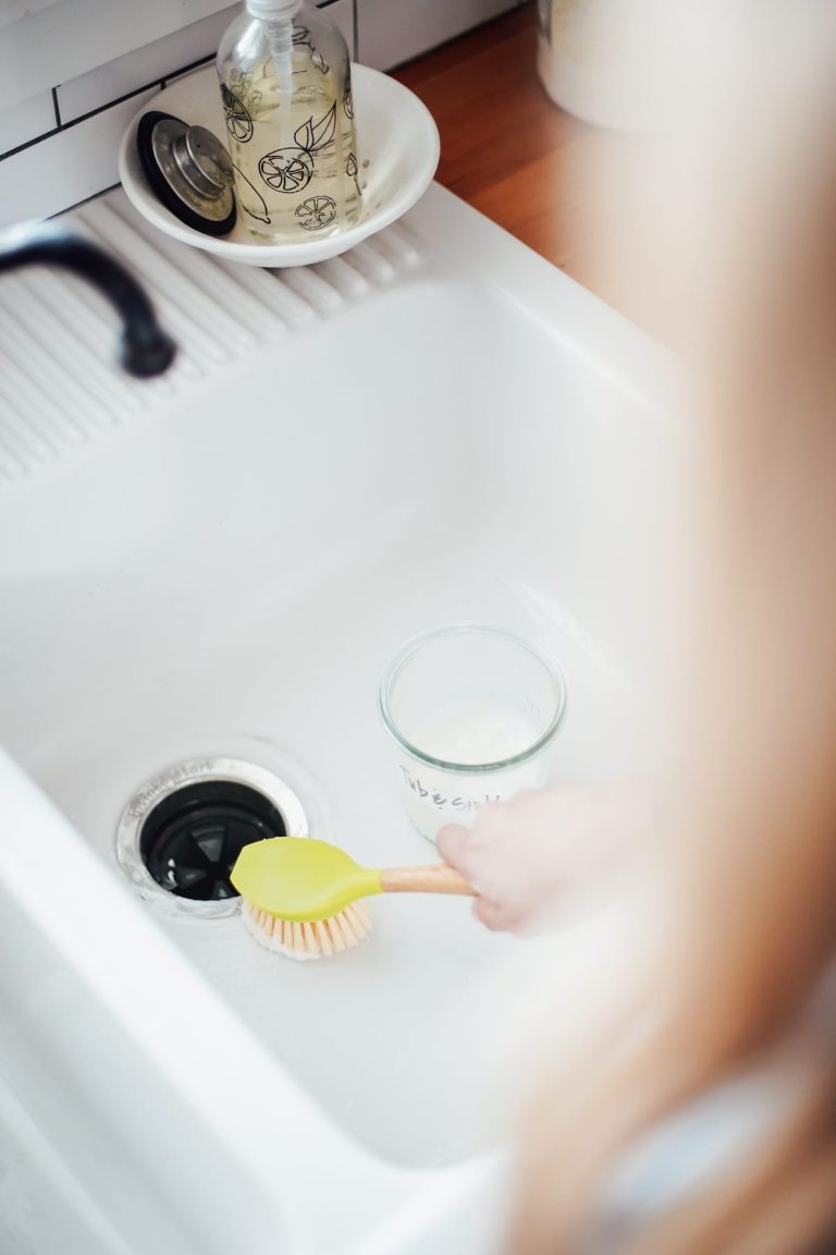 Easy Homemade Sink and Tub Cleaner - Live Simply