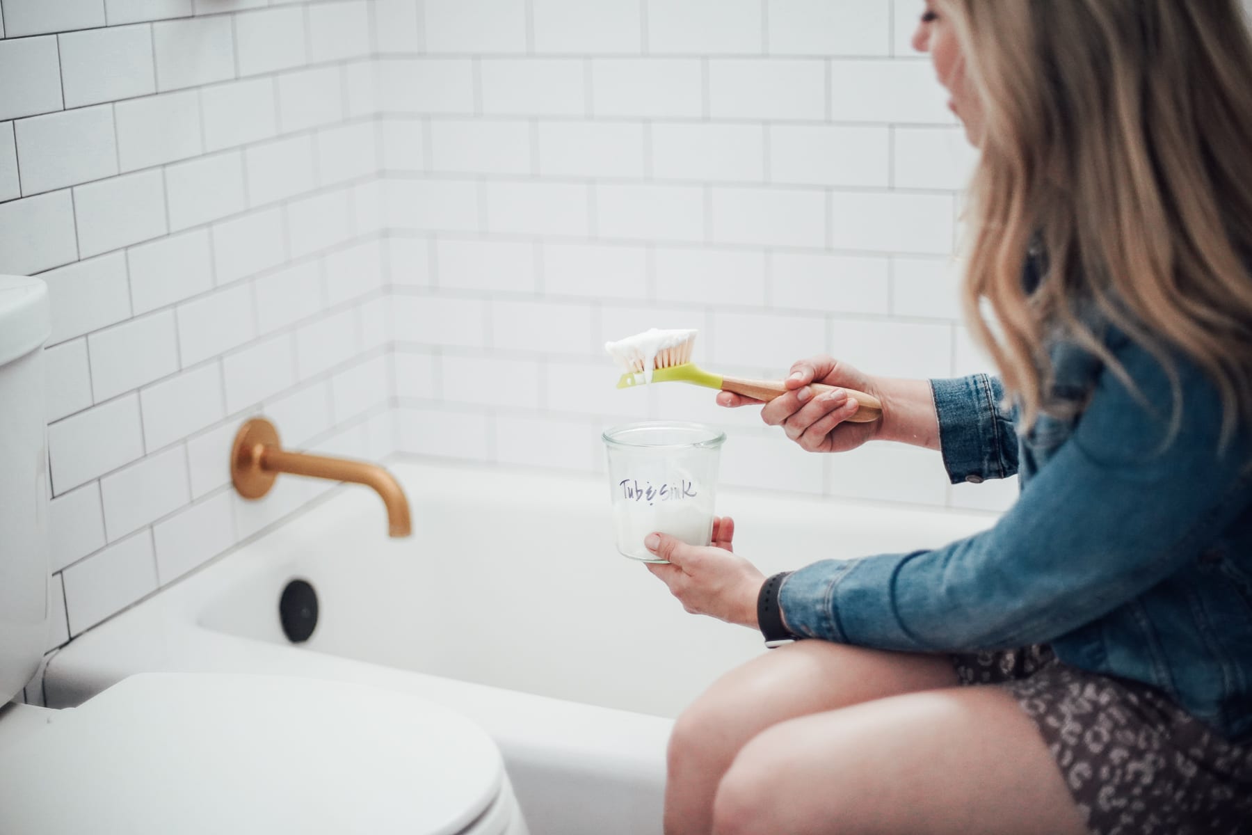 Easy Homemade Sink and Tub Cleaner - Live Simply