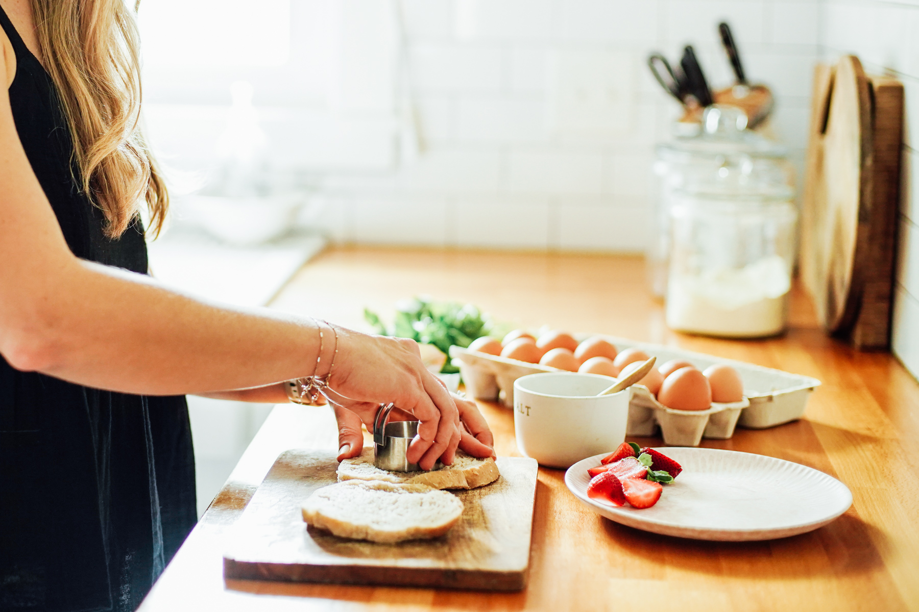 How to Make Eggs in a Basket Recipe (Like Cracker Barrel) - Live Simply